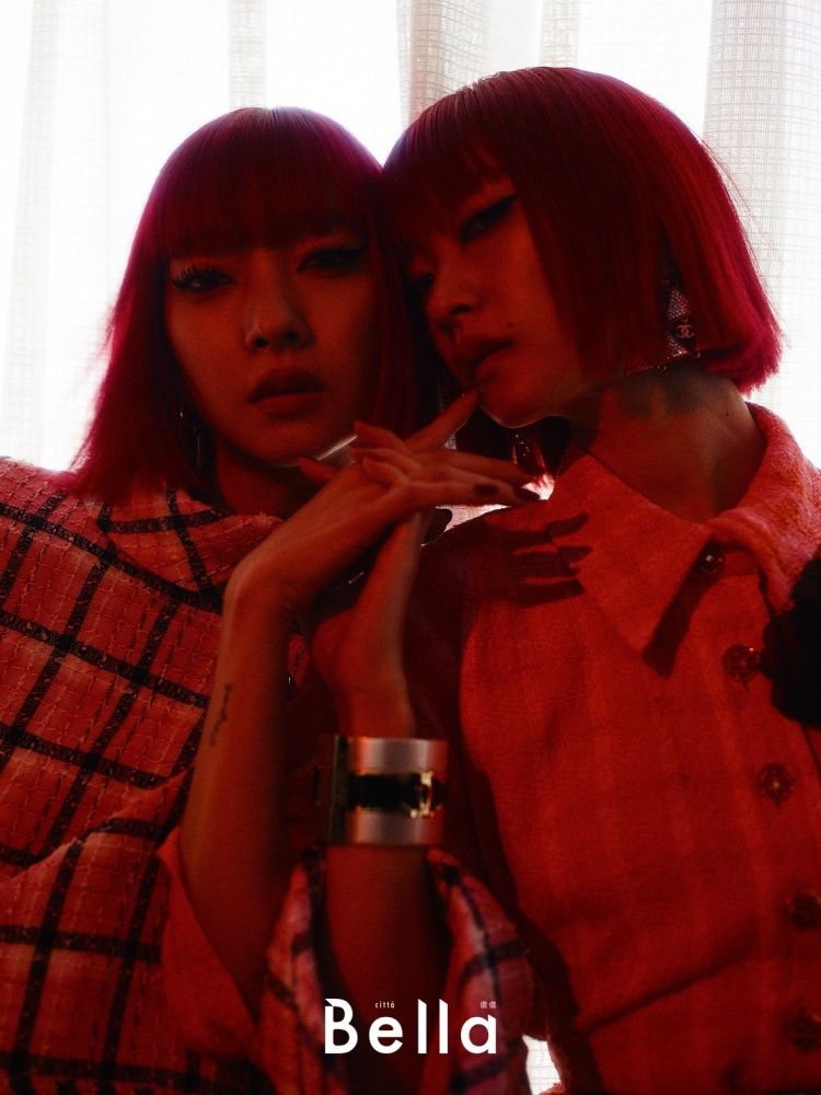 【封面人物】AMIAYA 全球最紅雙胞胎！從登上「富比士」封面再到攻佔四大時裝週，粉紅頭髮席捲世界 | LINE購物