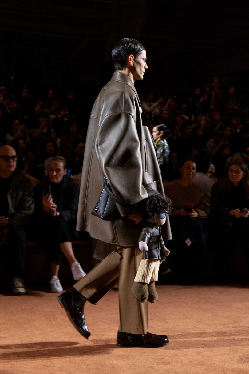 一背上氣場升級！FENDI Lui包不只好看、精緻細節直接拉滿，更是實用天花板 | LINE購物