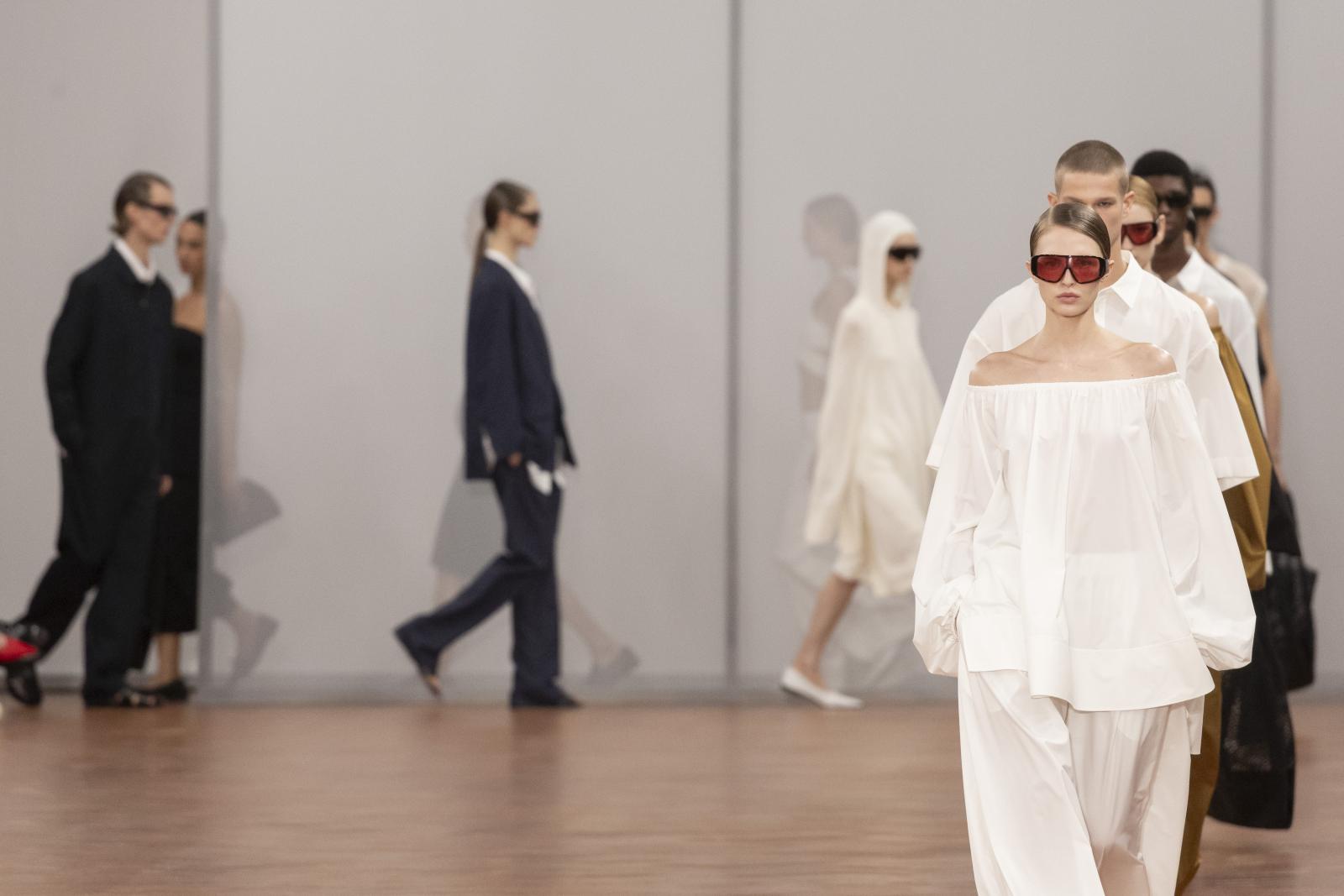 COS 2024春夏系列展現極簡中性美：牛仔套裝、透膚網眼、垂墜絲綢...「Unisex 設計」和男友交換穿也可以！ | LINE購物