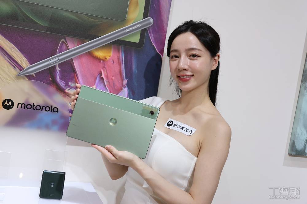 Motorola 推出 moto pad 60 系列平板與首款 moto buds LOOP 夾耳式耳機，並帶來 Swarovski razr ...
