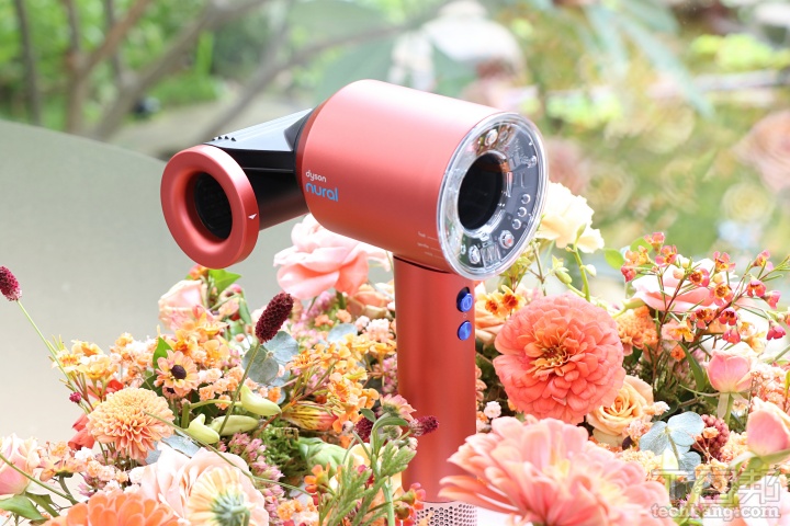 Dyson Supersonic Nural & Airstrait 限定「珊瑚莓」新色登場，售價 $14,600 元起 | LINE購物