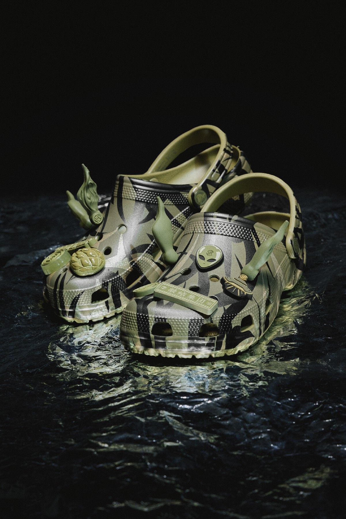 極致融合！CLOT x Crocs 首度推出聯乘鞋款 | LINE購物