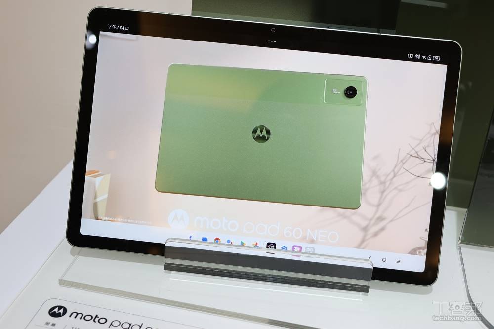 Motorola 推出 moto pad 60 系列平板與首款 moto buds LOOP 夾耳式耳機，並帶來 Swarovski razr ...