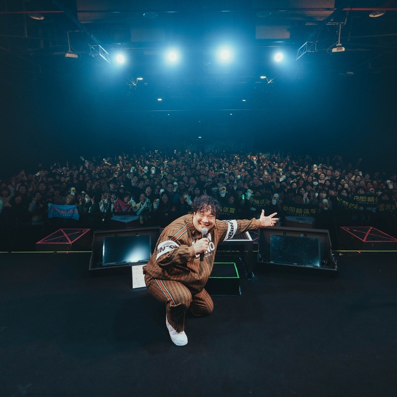 【現場報導】岡崎體育台北專場笑聲不斷！自嘲不如曾敬驊帥，喊話想跟血肉果汁機當朋友 | LINE購物